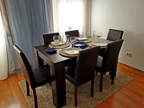 Apartamento Standard, várias camas, não fumadores, Vista para a cidade | Refeições no quarto