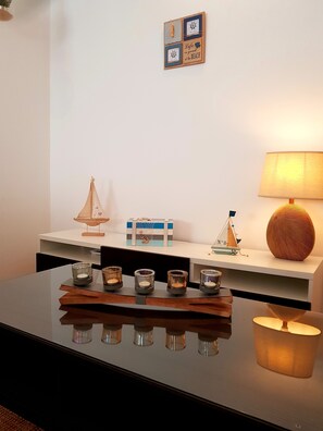 Apartamento Standard, várias camas, não fumadores, Vista para a cidade | Sala de estar | TV de ecrã plano 