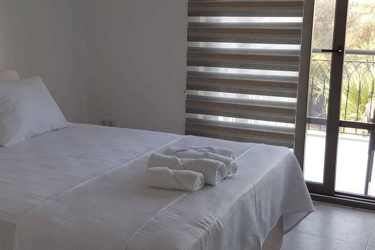 Escrivaninha, cortinas blackout, quartos à prova de som