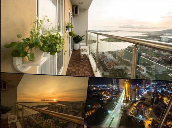 Uma varanda com plantas em vasos, vista do horizonte urbano ao pôr do sol e panorama noturno da cidade.