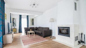 Apartamento Deluxe, 3 quartos, não fumadores, vista para o mar | Sala de estar | Televisor LCD