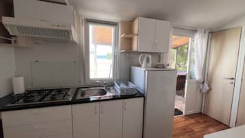 Mobile Home Premium | Cozinha privada | Um frigorífico/congelador grande, um micro-ondas, uma placa de cozinha
