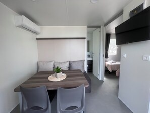 Mobile Home Premium | Área de estar | TV de tela plana
