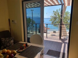 Mobile Home Sea View with Jacuzzi | Sala de estar | TV de ecrã plano 