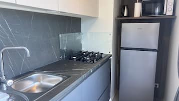 Mobile Home Premium | Cozinha privada | Um frigorífico/congelador grande, um micro-ondas, uma placa de cozinha