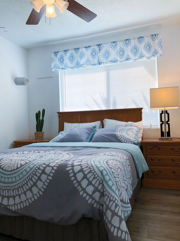 Vicki’s Blue House/蓝色家园 - Arcadia, CA