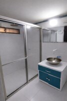 Apartamento Económico, várias camas, não fumadores, cozinha | Casa de banho | Um polibã, um chuveiro fixo, produtos de higiene exclusivos 
