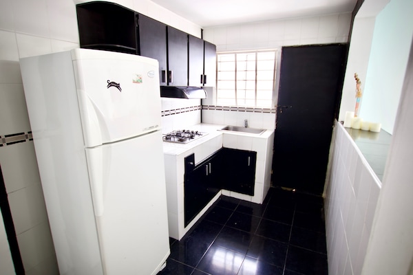 Apartamento econômico, várias camas, para não fumantes, cozinha | Cozinha privada | Geladeira grande, micro-ondas (mediante solicitação), fogão, cooktop