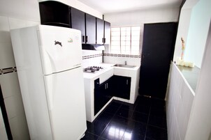 Apartamento Económico, várias camas, não fumadores, cozinha | Cozinha privada | Um frigorífico/congelador grande, um micro-ondas (a pedido), um forno 