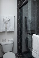 Quarto com design assinado | Banheiro | Toalhas de banho 