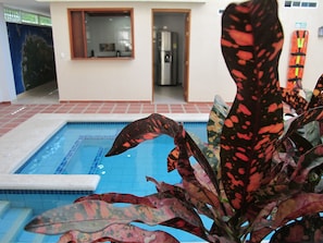 Piscina externa, funciona das 8h às 22h, espreguiçadeiras