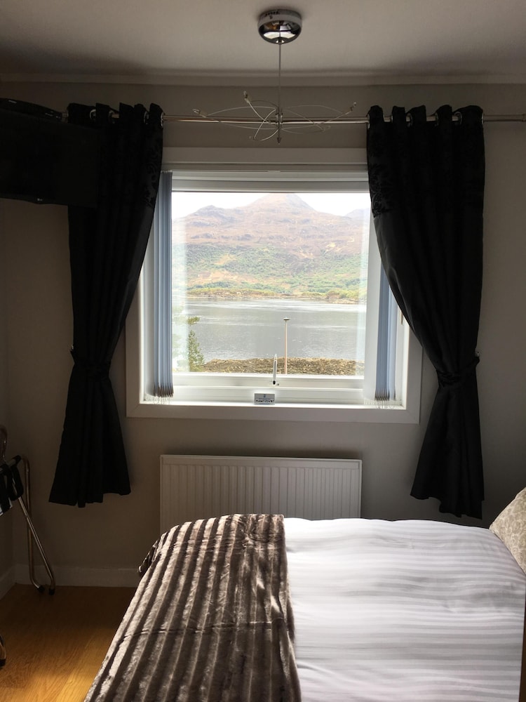 Amazing Views!! Kyle.1 Mile To Isle Of Skye! En-suite, , Quiet Area .Sat Tv. - Skye