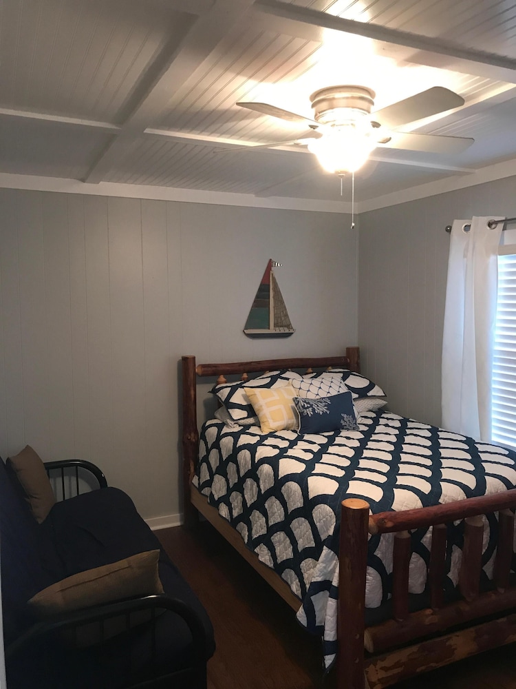 100+ Feet Of Lake Front And Breath Taking Views! - Lake Martin, AL
