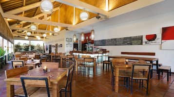 Café da manhã, almoço e jantar; culinária italiana