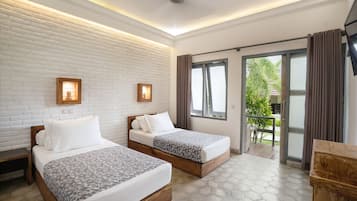 Quarto duplo, vista para a piscina | Cofres nos quartos, escrivaninha, espaço de trabalho para notebook