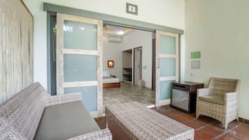 Quarto quádruplo, várias camas, vista para o jardim | Terraço/pátio