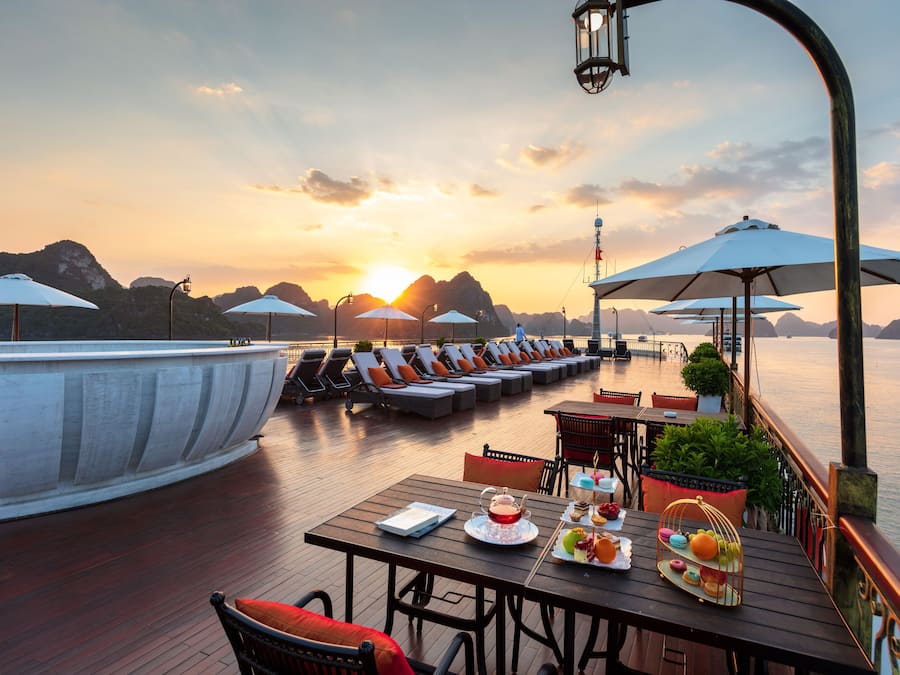 Terraço com espreguiçadeiras
