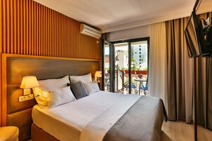 Quarto quádruplo família, várias camas, para não fumantes, vista para a cidade | Frigobar, cofres nos quartos, cortinas blackout, quartos à prova de som