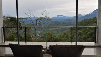 Suíte romântica, 1 cama King, vista para a montanha (Clouds) | Área de estar | TV de tela plana, DVD player