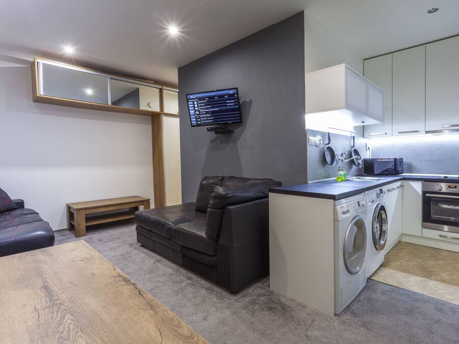 Apartamento Superior, várias camas, vista para o jardim | Sala de estar | Televisor LED de 32 polegadas com canais de TV premium, televisor