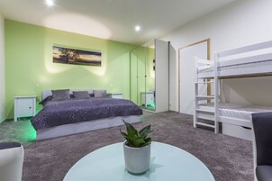 Apartamento superior, várias camas, vista para o jardim | 1 quarto, camas com colchões de espuma com sistema de memória