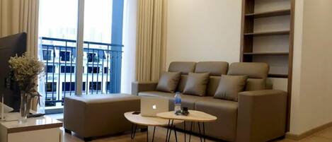Apartamento Comfort, 2 quartos, vista para a piscina | Secretária, cortinas/cortinados opacos, quartos insonorizados