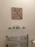 Produtos de toalete grátis, secador de cabelo, toalhas de banho 