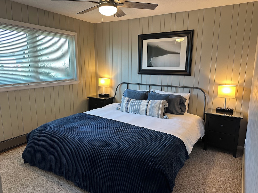 Beachfront Getaway On Park Point - Easy Walking Distance To Canal Park - Duluth, MN