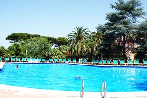 Piscina exterior sazonal, da(s) 9:30 à(s) 19:00, guarda-sóis 