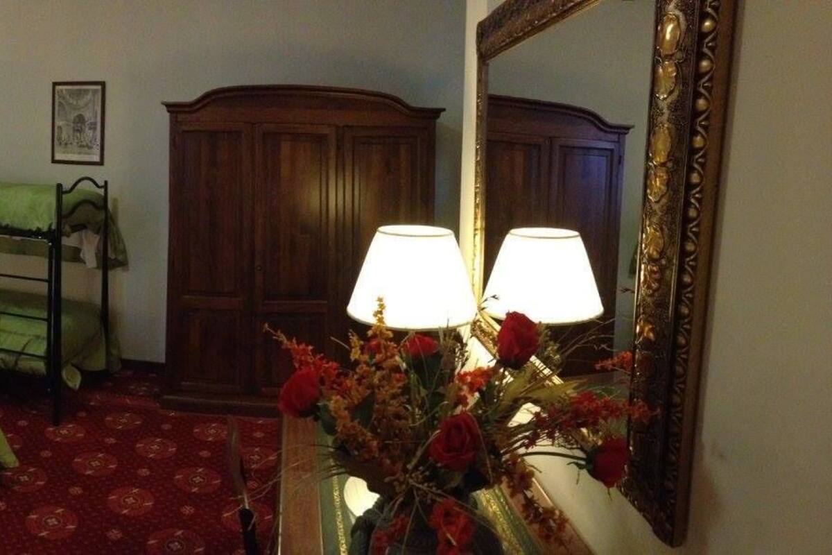 Quarto Quádruplo Superior, não fumadores | Cofre no quarto, secretária, cortinas/cortinados opacos 