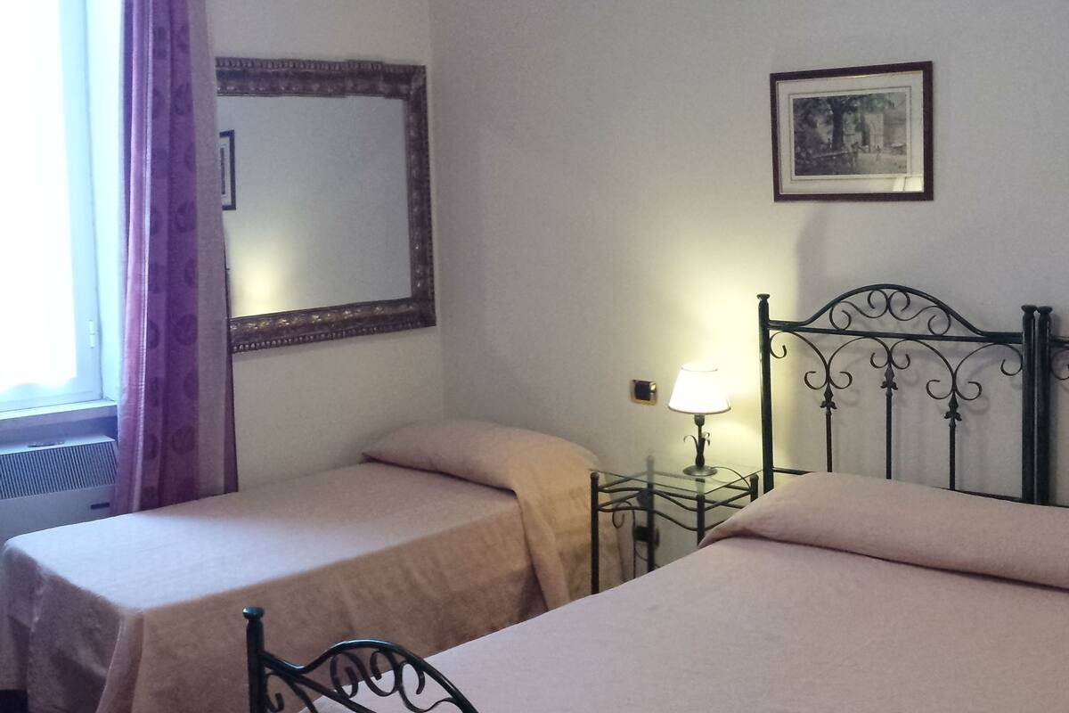 Quarto Triplo Superior, não fumadores | Cofre no quarto, secretária, cortinas/cortinados opacos 