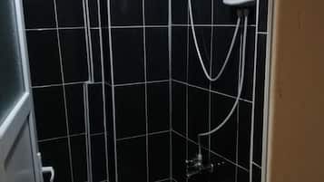 Um polibã, chinelos, toalhas fornecidas