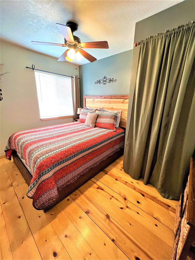 #1 Eagle Cabin At Ponderosa Place - Custer, SD