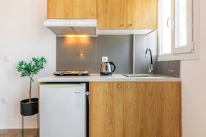 Quarto Duplo ou Twin Básico, vista parcial para o mar | Cozinha privada | Um frigorífico, uma placa de cozinha, uma chaleira elétrica 