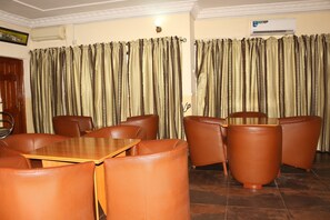 Café da manhã, almoço e jantar; local e internacional 