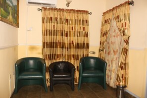 Área de estar no saguão