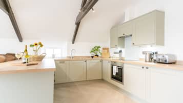 Apartamento Standard, 2 quartos (Garden) | Cozinha privada | Um frigorífico, um micro-ondas, uma chaleira elétrica