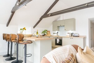 Apartamento Standard, 2 quartos (Garden) | Cozinha privada | Um frigorífico, um micro-ondas, uma chaleira elétrica 