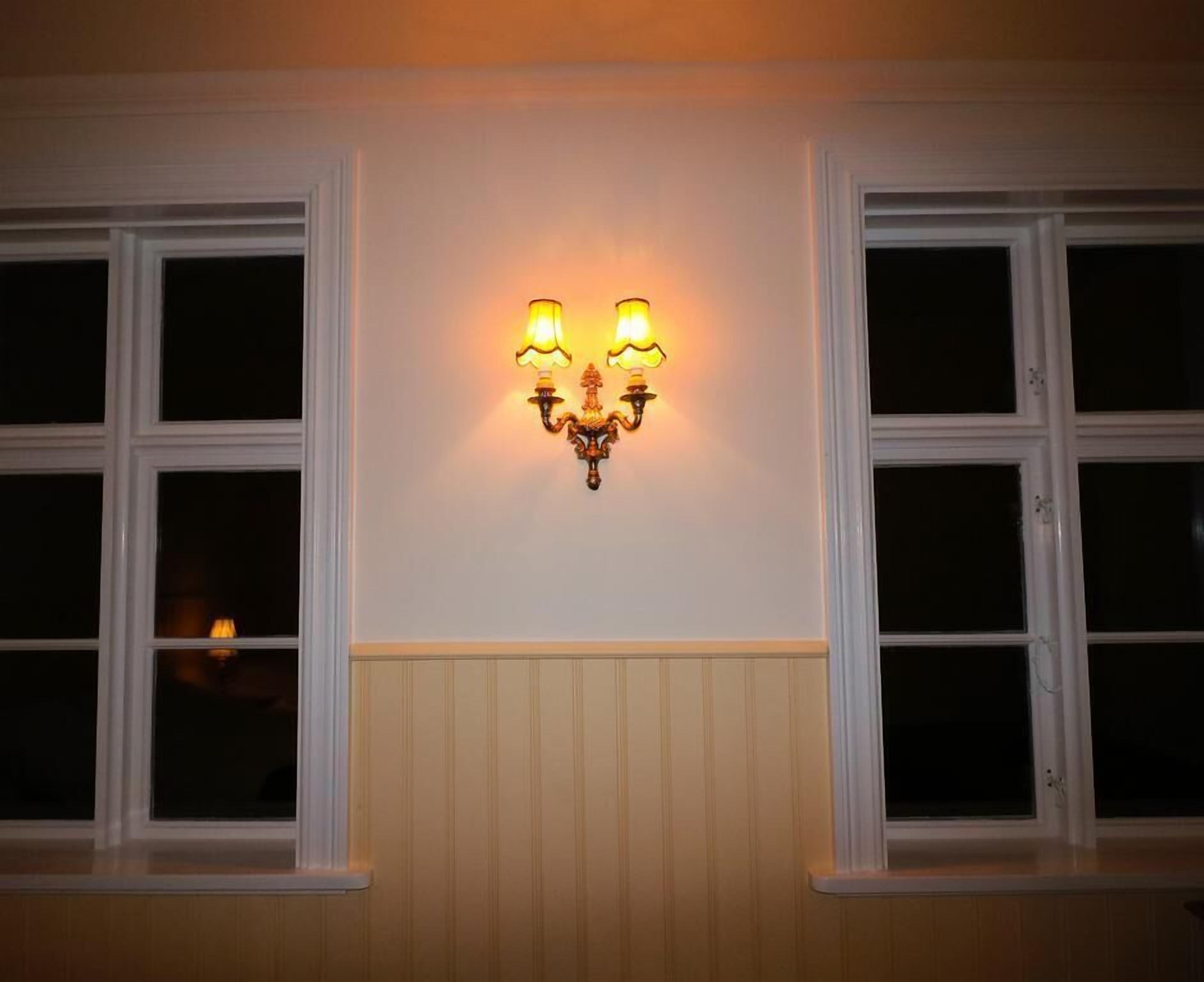 Luminária de parede com duas lâmpadas.
