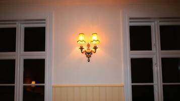 Luminária de parede com duas lâmpadas.
