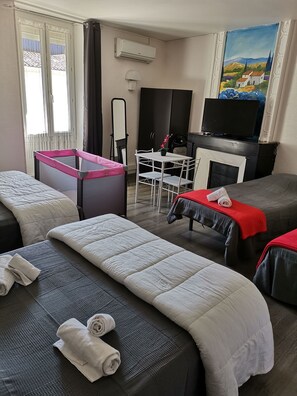 Quarto família, várias camas, para não fumantes | Escrivaninha, quartos à prova de som, Wi-Fi de cortesia, roupa de cama