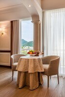 Suite Superior, varanda | Cofre com capacidade para portátil, cortinas/cortinados opacos