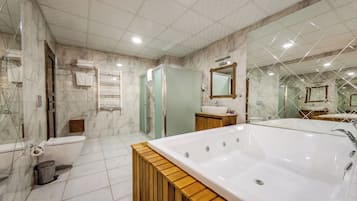 Suite, banheira de hidromassagem, vista para a montanha | Casa de banho | Artigos de higiene pessoal grátis, um secador de cabelo, roupões