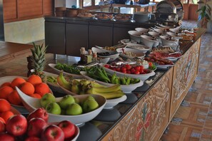 Café da manhã com buffet grátis todos os dias