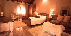 Suite | Secretária, cortinas/cortinados opacos, Wi-fi grátis 