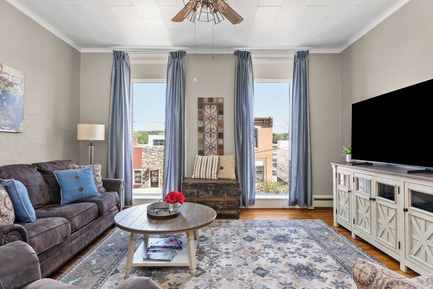 Gorgeous Loft In The Heart Of Leclaire, Iowa - Iowa