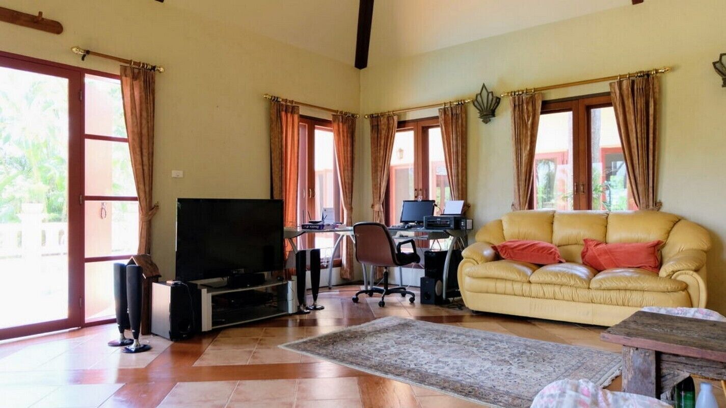 Luxury Private Thai Mediterranean Villa With Garden And Pool, 3200m² - Saraphi