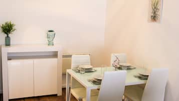 Apartamento, 2 quartos | Sala de estar | TV de ecrã plano