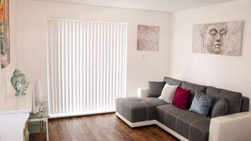 Apartamento, 2 quartos | Sala de estar | TV de ecrã plano