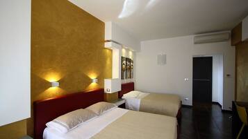 Quarto Triplo Deluxe (302) | 1 quarto, com decoração personalizada, com mobília individualizada